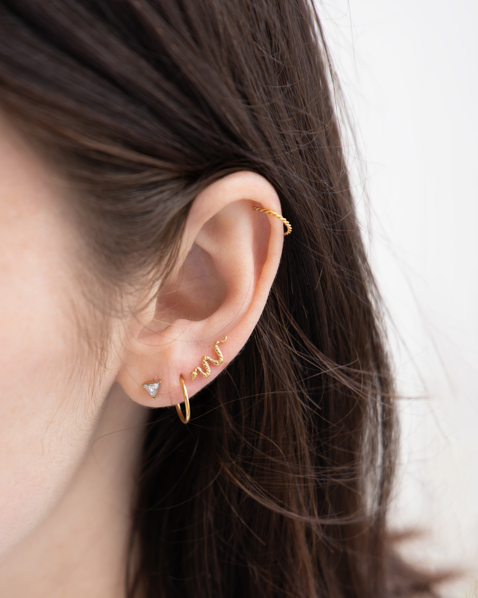 Strahlendes Titan-Labret mit glänzendem dreieckigem Stein